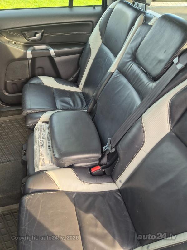 Grey Volvo XC90 2012 in Valga, with an engine capacity of 2.40 L and mileage of 250 thousand km for 11100 €, photo 8 on AUTOMOTO.COM.LV