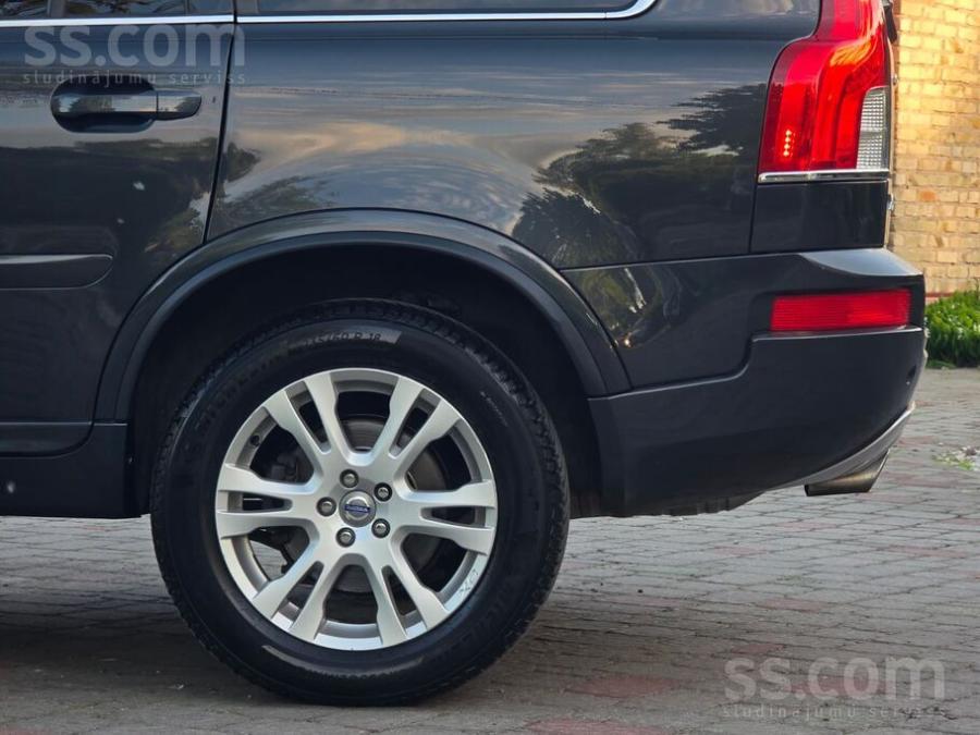 Grey Volvo XC90 2012 in Riga, with an engine capacity of 2.40 L and mileage of 303 thousand km for 11950 €, photo 11 on AUTOMOTO.COM.LV