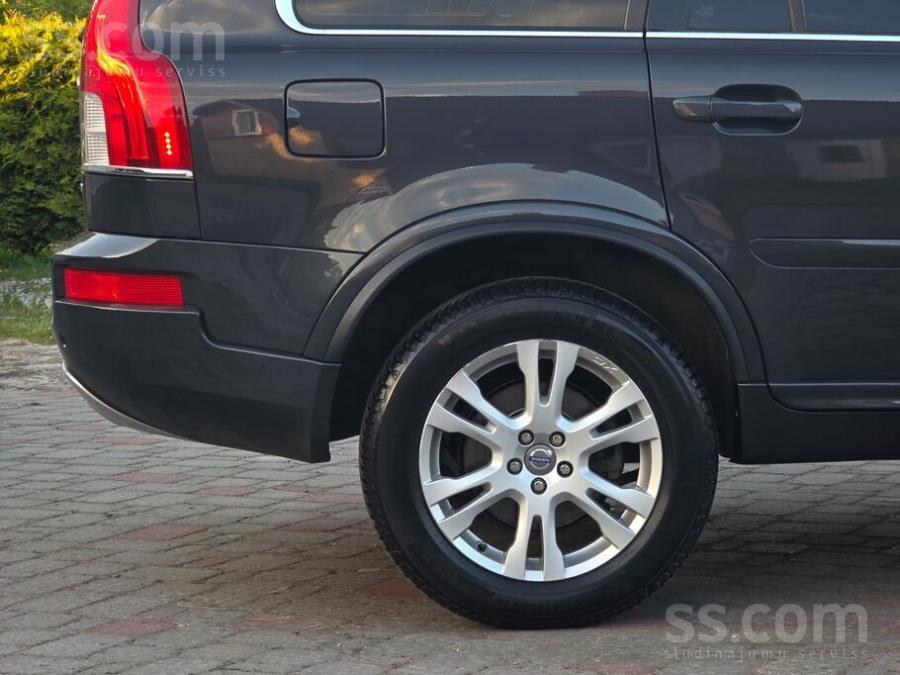 Grey Volvo XC90 2012 in Riga, with an engine capacity of 2.40 L and mileage of 303 thousand km for 11950 €, photo 12 on AUTOMOTO.COM.LV