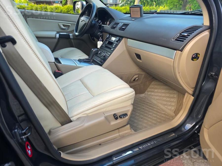 Grey Volvo XC90 2012 in Riga, with an engine capacity of 2.40 L and mileage of 303 thousand km for 11950 €, photo 23 on AUTOMOTO.COM.LV