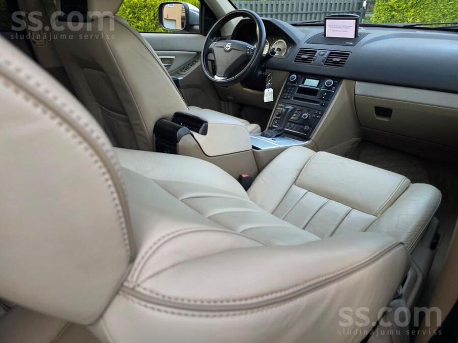 Grey Volvo XC90 2012 in Riga, with an engine capacity of 2.40 L and mileage of 303 thousand km for 11950 €, photo 25 on AUTOMOTO.COM.LV