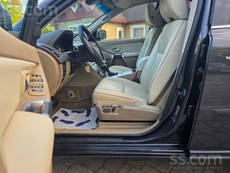 Grey Volvo XC90 2012 in Riga, with an engine capacity of 2.40 L and mileage of 303 thousand km for 11950 €, photo 28 on AUTOMOTO.COM.LV