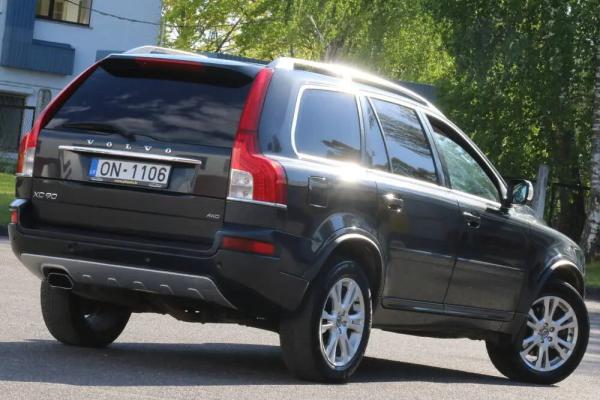 Grey Volvo XC90 2012 in Riga, with an engine capacity of 2.40 L and mileage of 272 thousand km for 10990 €, photo 2 on AUTOMOTO.COM.LV