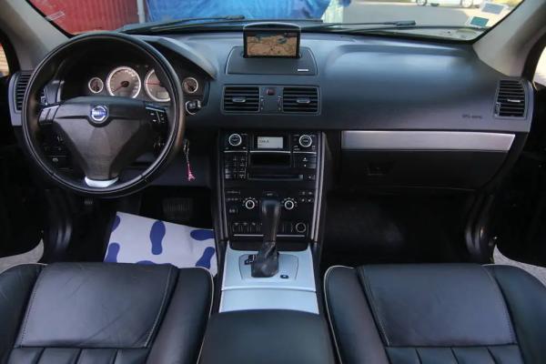 Grey Volvo XC90 2012 in Riga, with an engine capacity of 2.40 L and mileage of 272 thousand km for 10990 €, photo 6 on AUTOMOTO.COM.LV