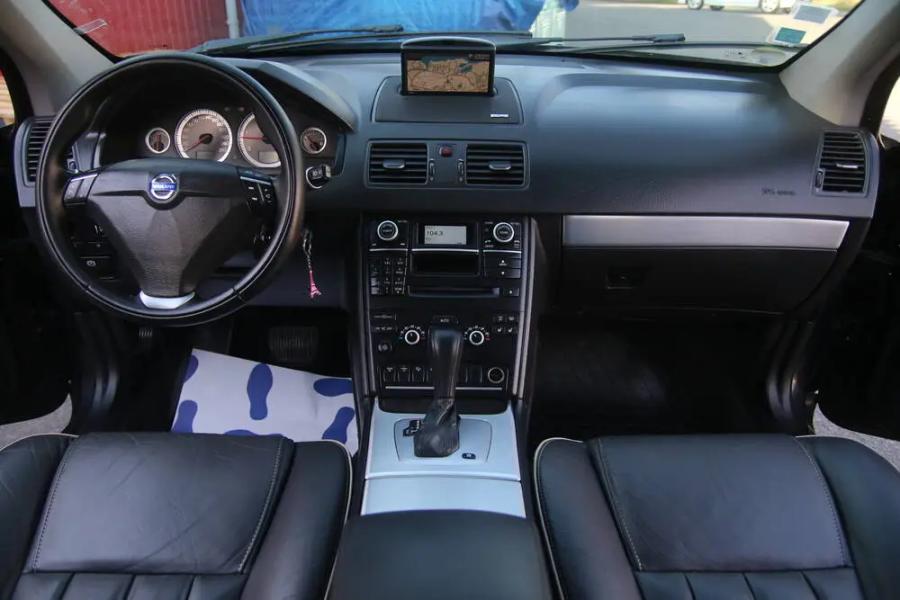 Grey Volvo XC90 2012 in Riga, with an engine capacity of 2.40 L and mileage of 272 thousand km for 10990 €, photo 7 on AUTOMOTO.COM.LV