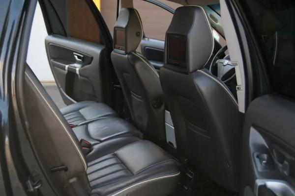 Grey Volvo XC90 2012 in Riga, with an engine capacity of 2.40 L and mileage of 272 thousand km for 10990 €, photo 7 on AUTOMOTO.COM.LV