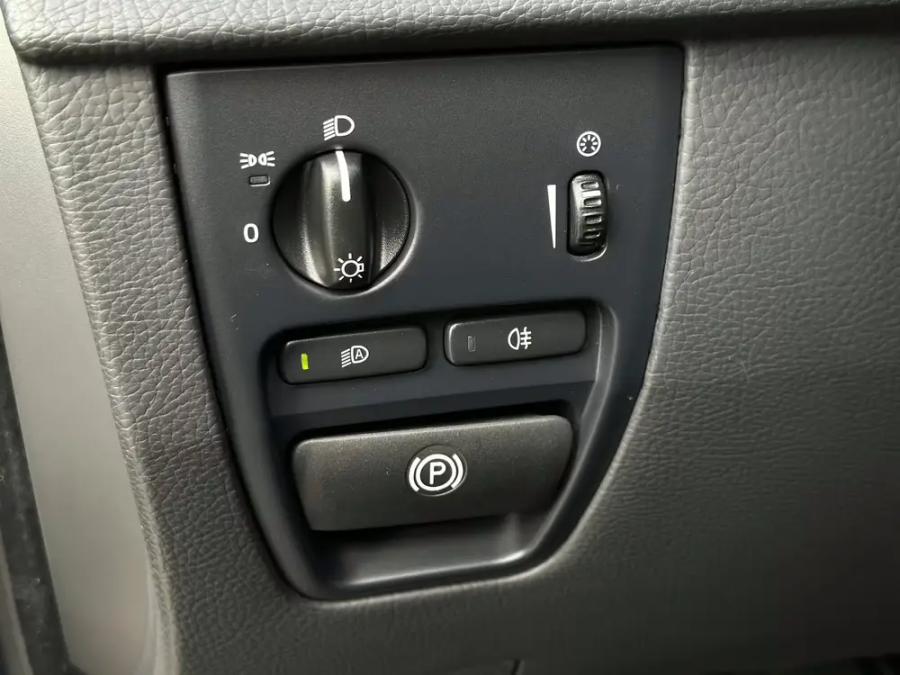 Pelēks Volvo XC90 2012 Rīga, ar dzinēja tilpumu 2.40 L un nobraukumu 213 tūkst. km par 11500 €, foto 13 vietnē AUTOMOTO.COM.LV