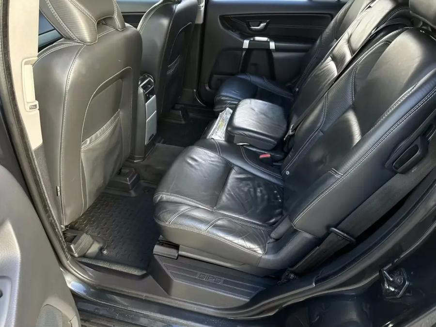 Pelēks Volvo XC90 2012 Rīga, ar dzinēja tilpumu 2.40 L un nobraukumu 213 tūkst. km par 11500 €, foto 24 vietnē AUTOMOTO.COM.LV