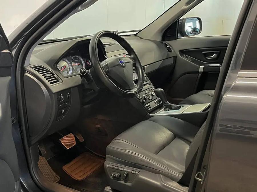 Grey Volvo XC90 2012 in Jurmala, with an engine capacity of 2.40 L and mileage of 319 thousand km for 12450 €, photo 14 on AUTOMOTO.COM.LV