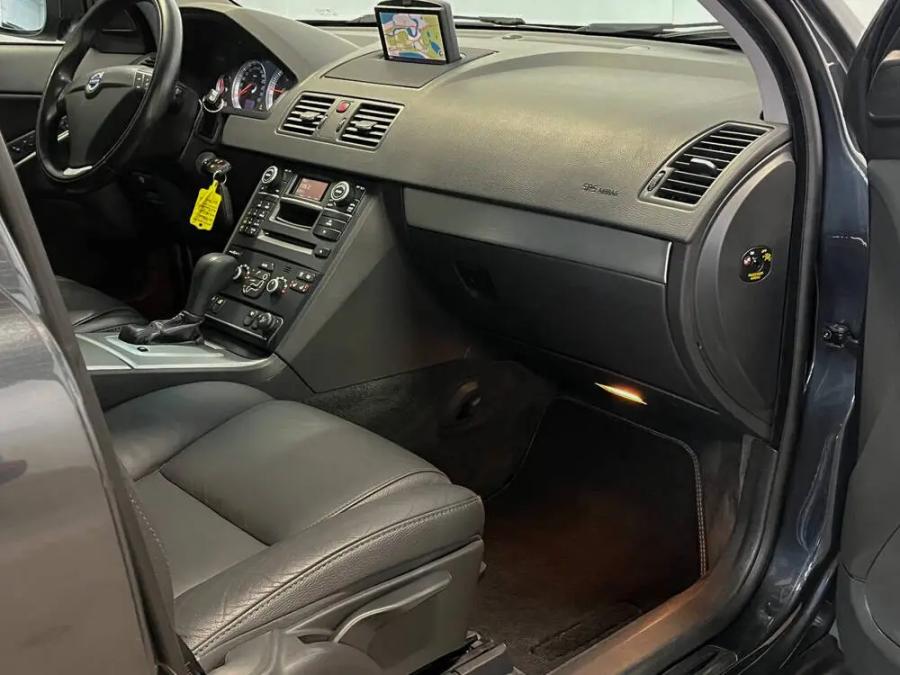 Grey Volvo XC90 2012 in Jurmala, with an engine capacity of 2.40 L and mileage of 319 thousand km for 12450 €, photo 17 on AUTOMOTO.COM.LV