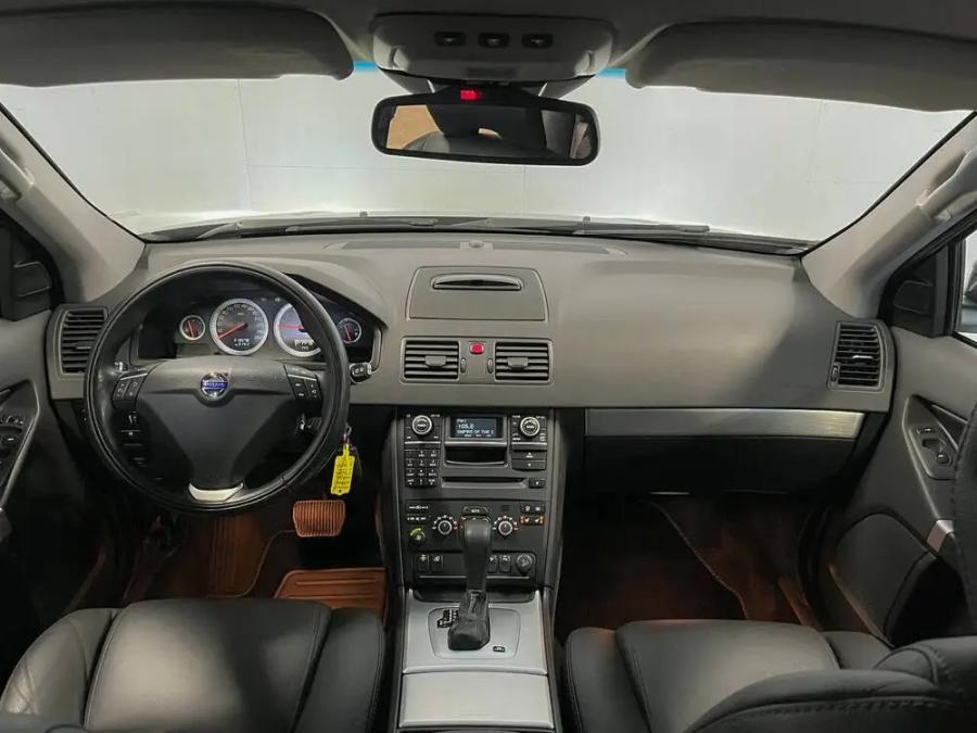 Grey Volvo XC90 2012 in Jurmala, with an engine capacity of 2.40 L and mileage of 319 thousand km for 12450 €, photo 26 on AUTOMOTO.COM.LV