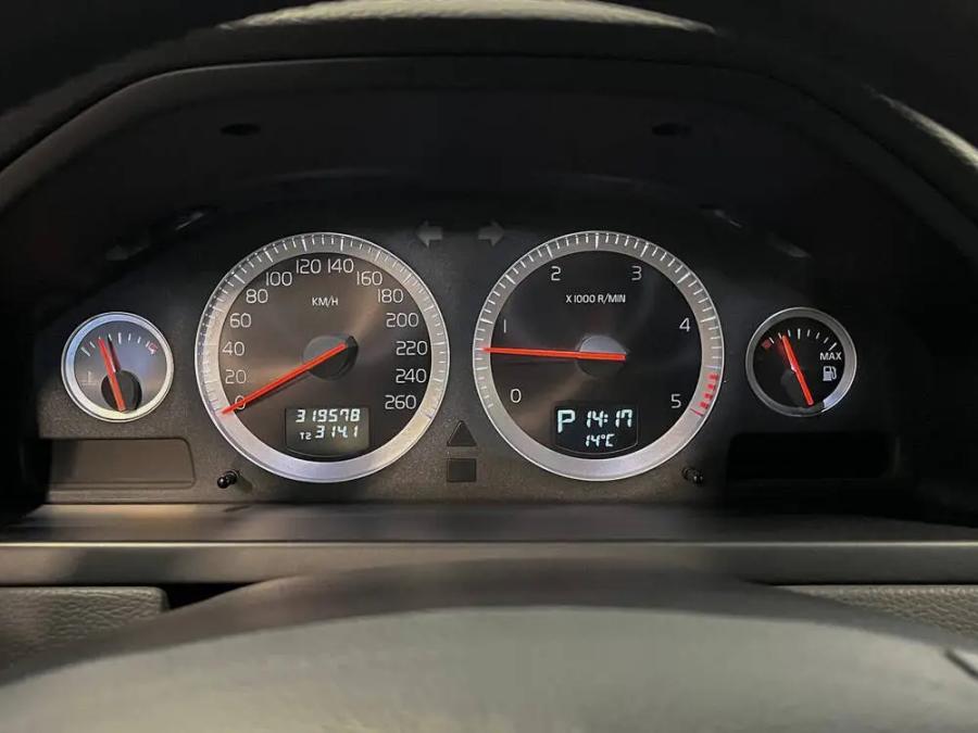 Grey Volvo XC90 2012 in Jurmala, with an engine capacity of 2.40 L and mileage of 319 thousand km for 12450 €, photo 30 on AUTOMOTO.COM.LV