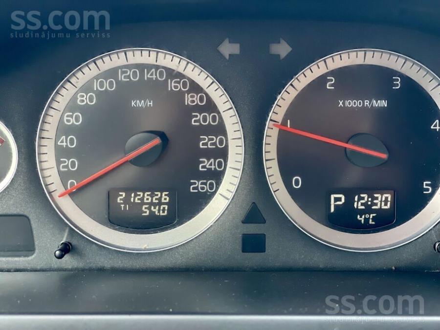 Grey Volvo XC90 2012 in Riga, with an engine capacity of 2.40 L and mileage of 0 thousand km for 10900 €, photo 8 on AUTOMOTO.COM.LV