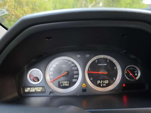 Grey Volvo XC90 2012 in Utena, with an engine capacity of 2.40 L and mileage of 274 thousand km for 7950 €, photo 6 on AUTOMOTO.COM.LV