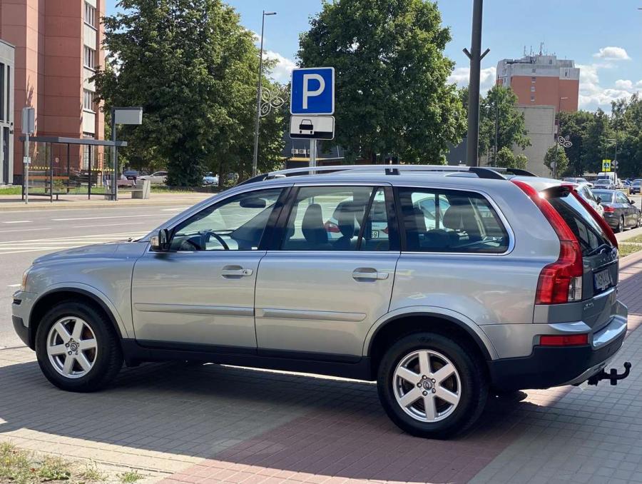 Grey Volvo XC90 2012 in Marijampole, with an engine capacity of 2.40 L and mileage of 289 thousand km for 10999 €, photo 6 on AUTOMOTO.COM.LV