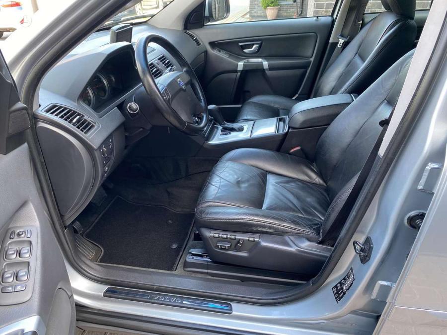 Grey Volvo XC90 2012 in Marijampole, with an engine capacity of 2.40 L and mileage of 289 thousand km for 10999 €, photo 18 on AUTOMOTO.COM.LV