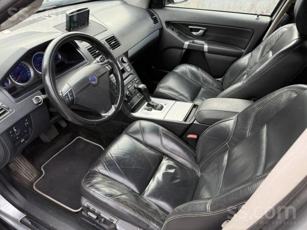 Grey Volvo XC90 2012 in Riga, with an engine capacity of 2.40 L and mileage of 310 thousand km for 10900 €, photo 6 on AUTOMOTO.COM.LV