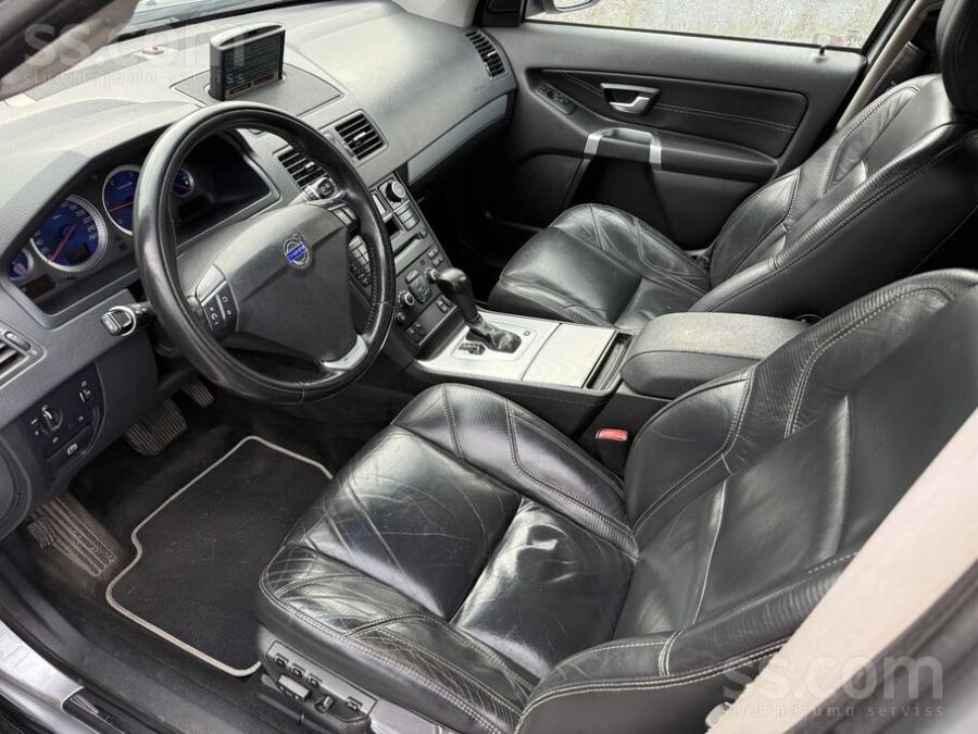 Grey Volvo XC90 2012 in Riga, with an engine capacity of 2.40 L and mileage of 310 thousand km for 10900 €, photo 6 on AUTOMOTO.COM.LV