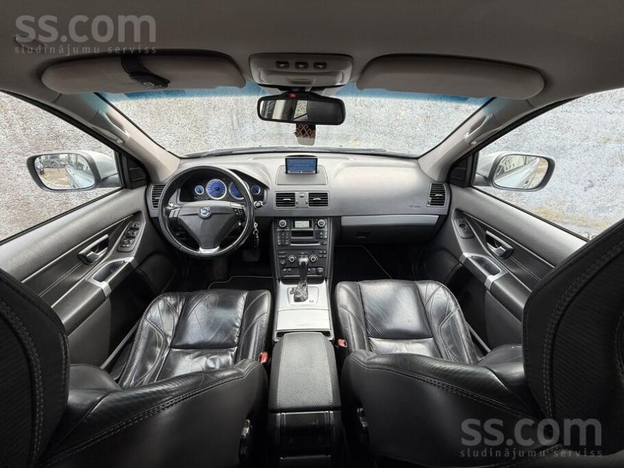 Grey Volvo XC90 2012 in Riga, with an engine capacity of 2.40 L and mileage of 310 thousand km for 10900 €, photo 7 on AUTOMOTO.COM.LV