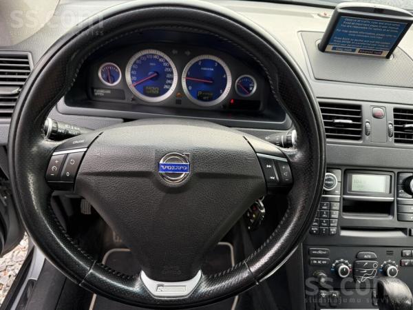 Grey Volvo XC90 2012 in Riga, with an engine capacity of 2.40 L and mileage of 310 thousand km for 10900 €, photo 8 on AUTOMOTO.COM.LV