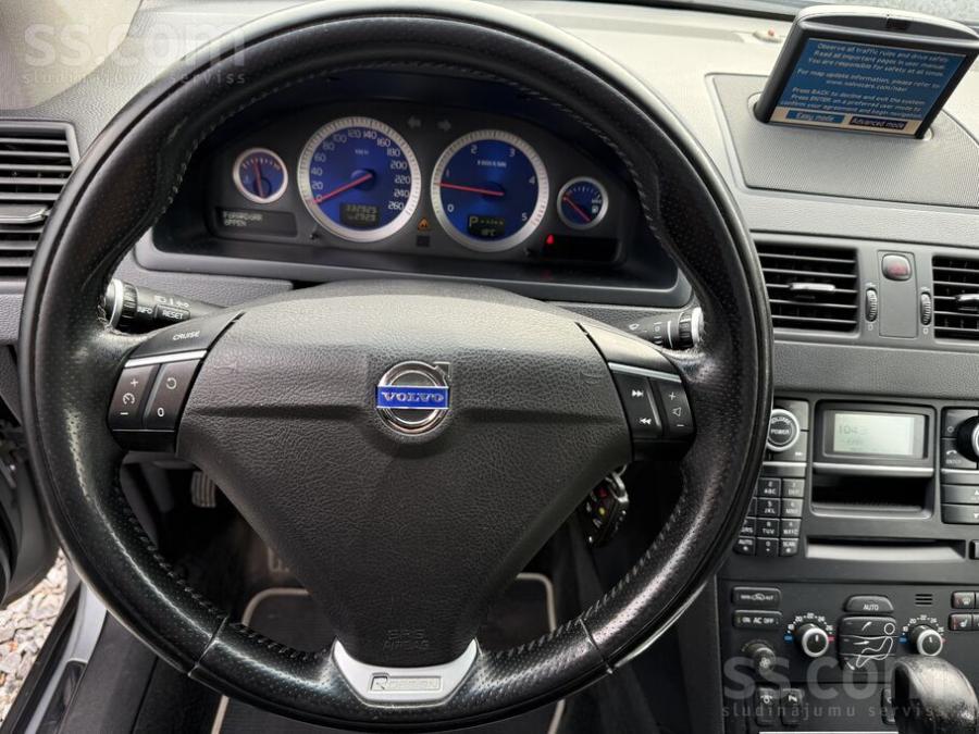 Grey Volvo XC90 2012 in Riga, with an engine capacity of 2.40 L and mileage of 310 thousand km for 10900 €, photo 8 on AUTOMOTO.COM.LV