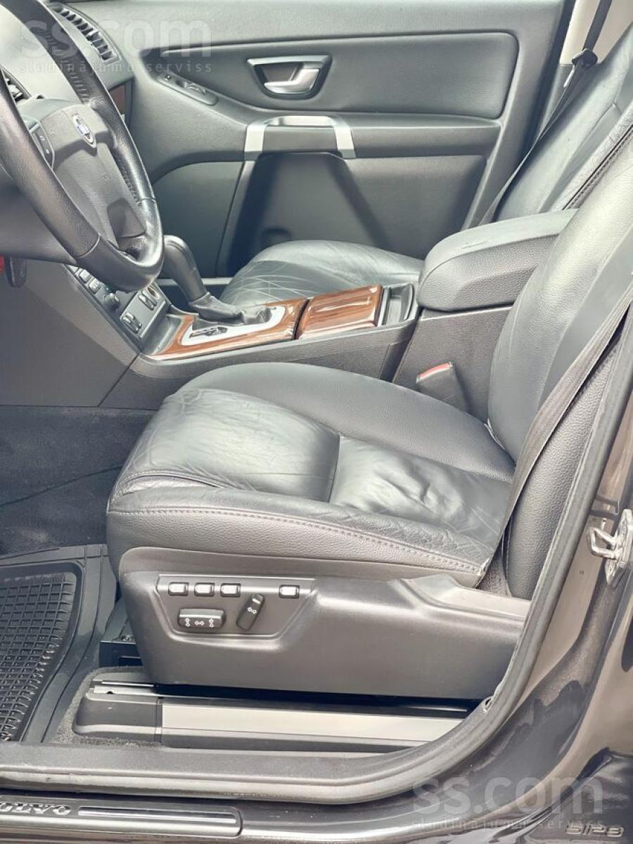 Grey Volvo XC90 2012 in Riga, with an engine capacity of 2.40 L and mileage of 0 thousand km for 11750 €, photo 6 on AUTOMOTO.COM.LV