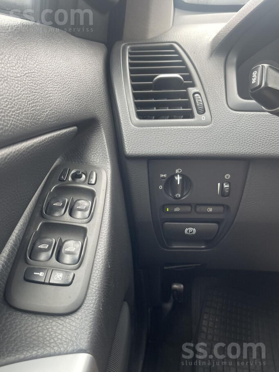 Grey Volvo XC90 2012 in Riga, with an engine capacity of 2.40 L and mileage of 0 thousand km for 11750 €, photo 11 on AUTOMOTO.COM.LV