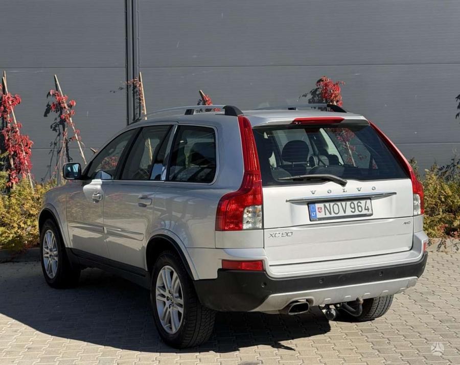 Grey Volvo XC90 2012 in Vilnius, with an engine capacity of 2.40 L and mileage of 240 thousand km for 8950 €, photo 4 on AUTOMOTO.COM.LV