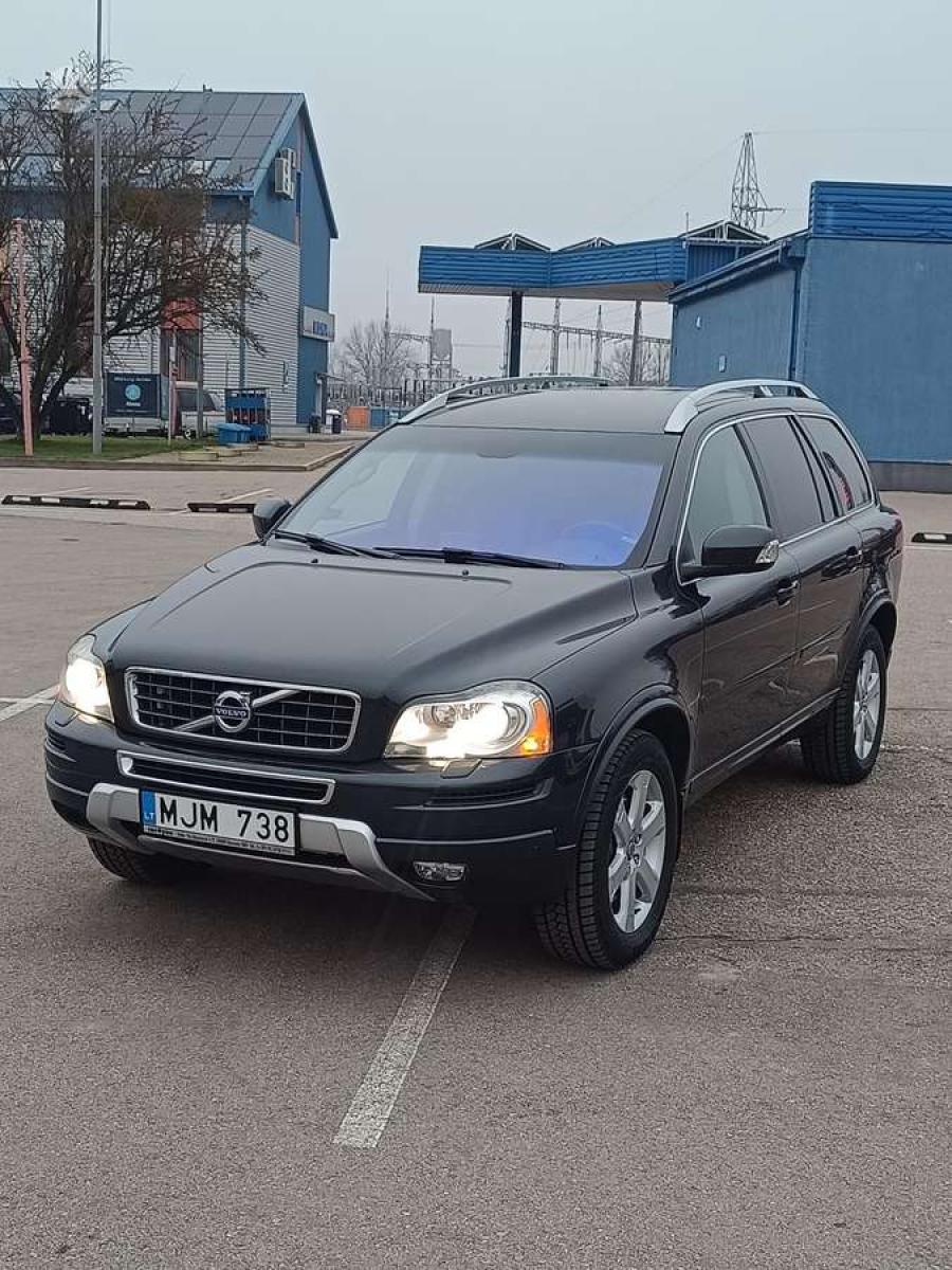 Grey Volvo XC90 2013 in Alytus, with an engine capacity of 2.40 L and mileage of 259 thousand km for 11900 €, photo 1 on AUTOMOTO.COM.LV
