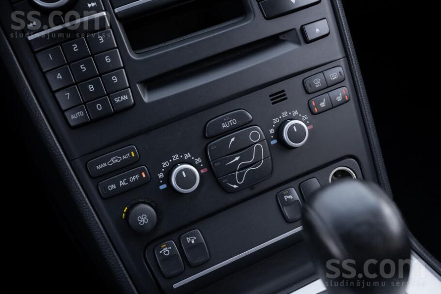 Pelēks Volvo XC90 2013 Jelgava, ar dzinēja tilpumu 2.40 L un nobraukumu 295 tūkst. km par 12500 €, foto 24 vietnē AUTOMOTO.COM.LV