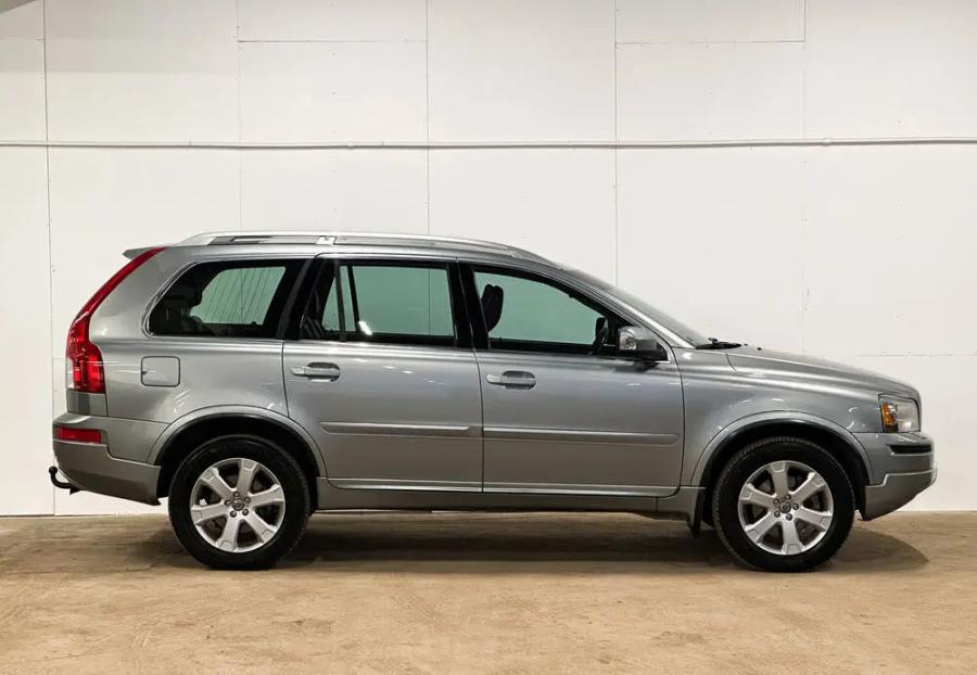 Grey Volvo XC90 2014 in Jurmala, with an engine capacity of 2.40 L and mileage of 204 thousand km for 13990 €, photo 13 on AUTOMOTO.COM.LV