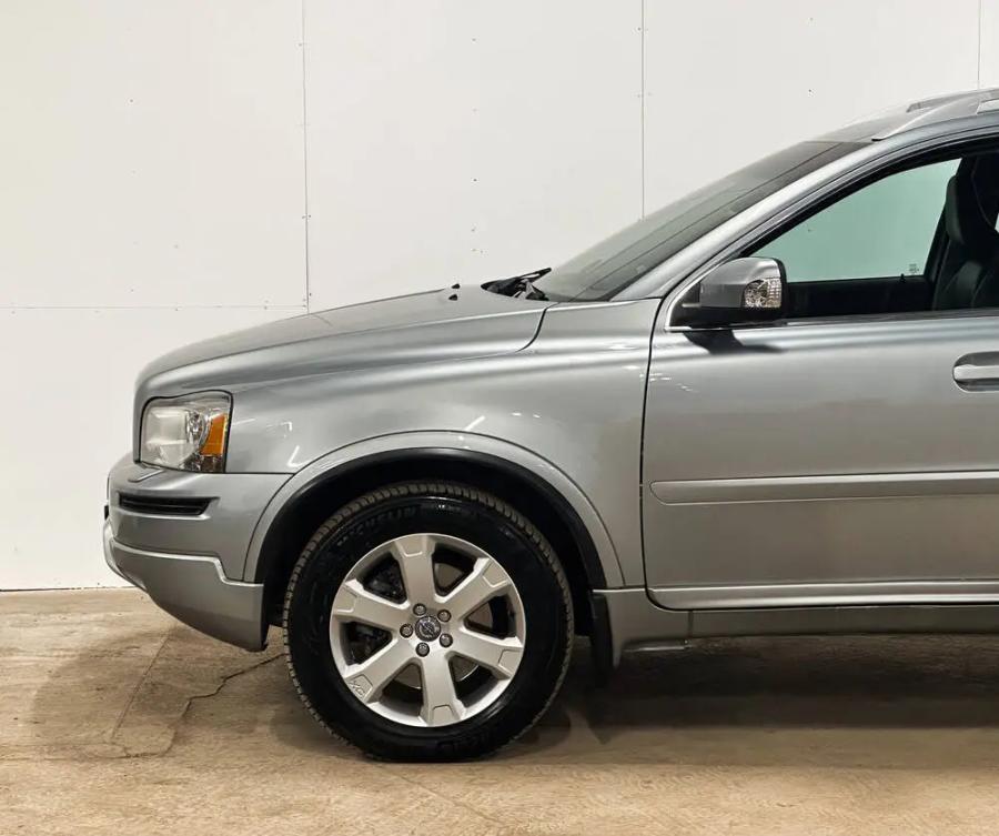 Grey Volvo XC90 2014 in Jurmala, with an engine capacity of 2.40 L and mileage of 204 thousand km for 13990 €, photo 17 on AUTOMOTO.COM.LV