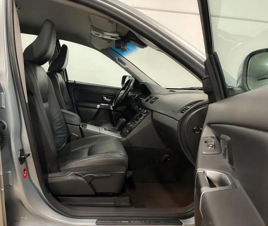 Grey Volvo XC90 2014 in Jurmala, with an engine capacity of 2.40 L and mileage of 204 thousand km for 13990 €, photo 26 on AUTOMOTO.COM.LV