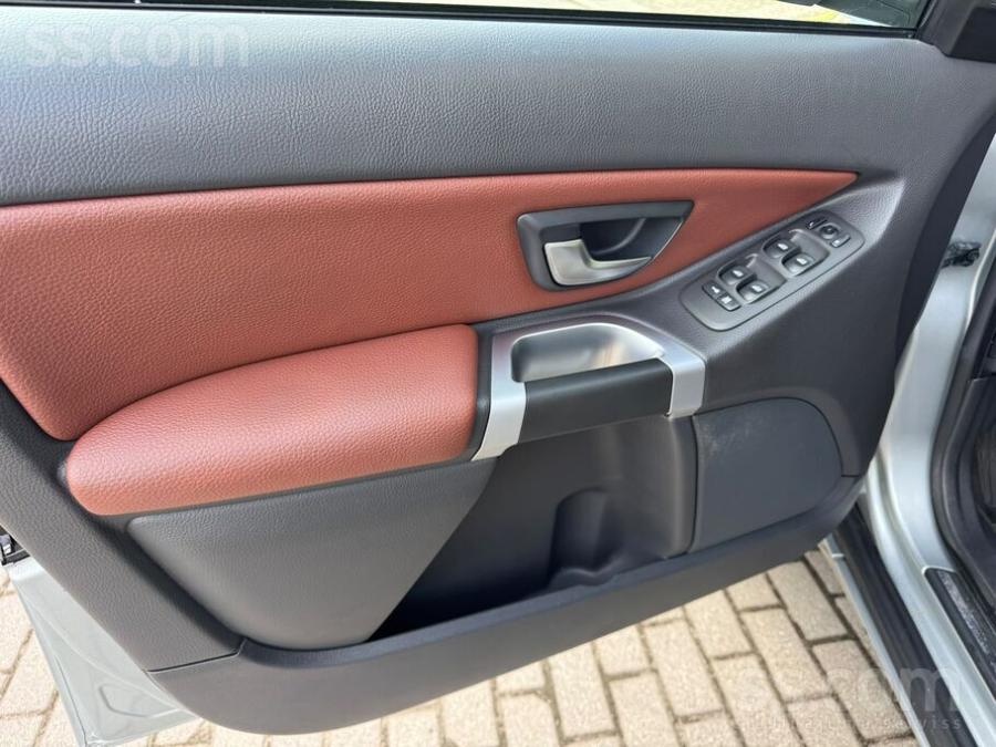 Grey Volvo XC90 2014 in Ogre, with an engine capacity of 2.40 L and mileage of 198 thousand km for 13280 €, photo 21 on AUTOMOTO.COM.LV