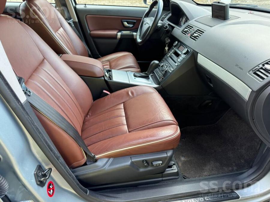 Grey Volvo XC90 2014 in Ogre, with an engine capacity of 2.40 L and mileage of 198 thousand km for 13280 €, photo 24 on AUTOMOTO.COM.LV