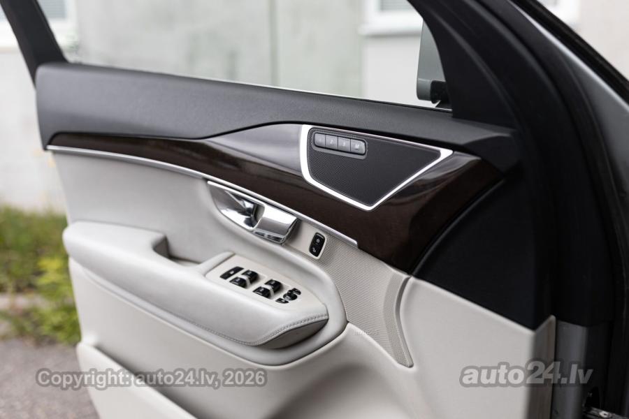 Grey Volvo XC90 2015 in Tallinn, with an engine capacity of 2.00 L and mileage of 325 thousand km for 16900 €, photo 13 on AUTOMOTO.COM.LV