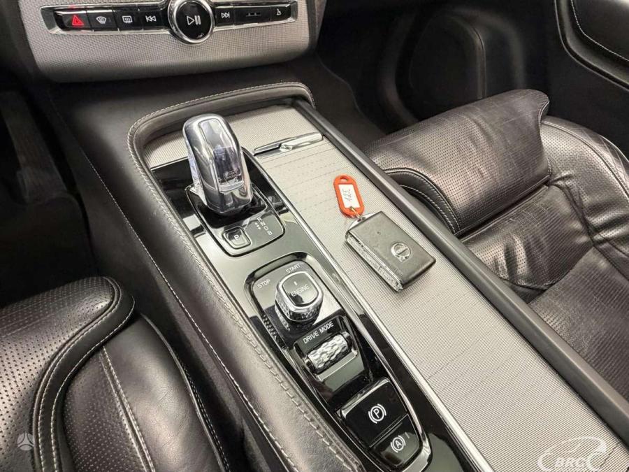 Grey Volvo XC90 2016 in Vilnius, with an engine capacity of 1.97 L and mileage of 315 thousand km for 17900 €, photo 30 on AUTOMOTO.COM.LV