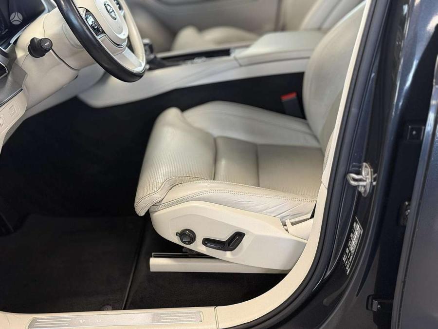 Grey Volvo XC90 2016 in Klaipeda, with an engine capacity of 2.00 L and mileage of 251 thousand km for 23500 €, photo 31 on AUTOMOTO.COM.LV