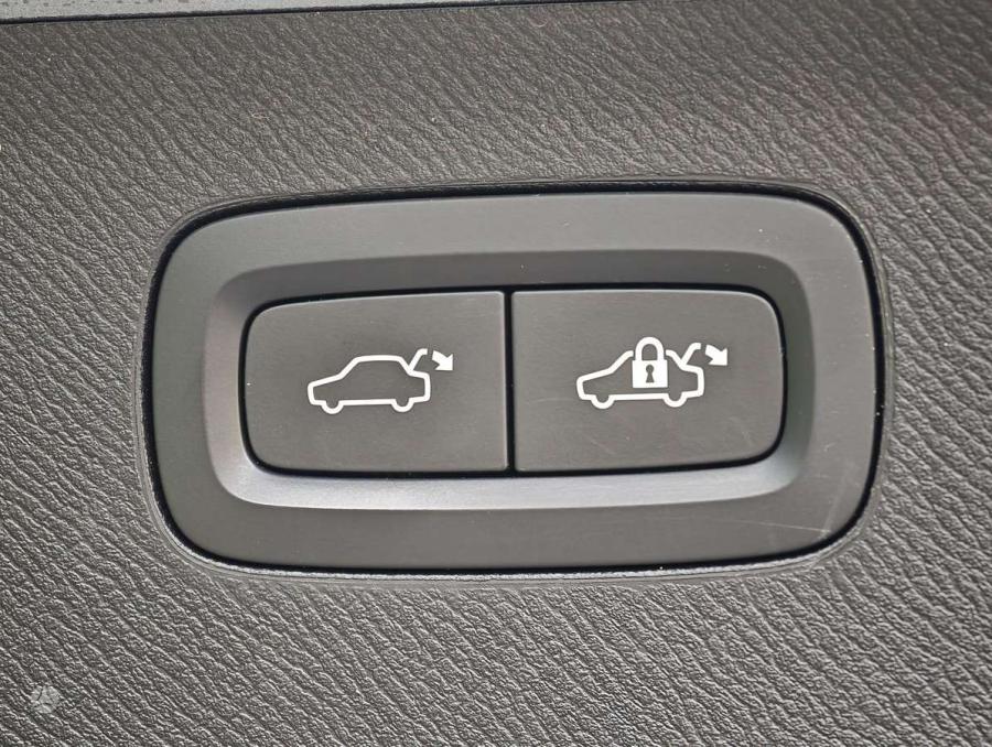 Grey Volvo XC90 2016 in Vilnius, with an engine capacity of 1.97 L and mileage of 172 thousand km for 18800 €, photo 13 on AUTOMOTO.COM.LV