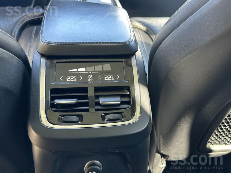 Grey Volvo XC90 2017 in Riga, with an engine capacity of 2.00 L and mileage of 223 thousand km for 28000 €, photo 5 on AUTOMOTO.COM.LV