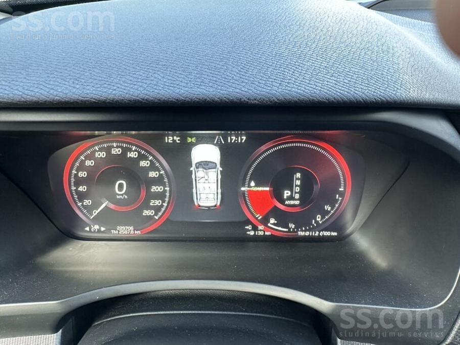 Grey Volvo XC90 2017 in Riga, with an engine capacity of 2.00 L and mileage of 223 thousand km for 28000 €, photo 7 on AUTOMOTO.COM.LV