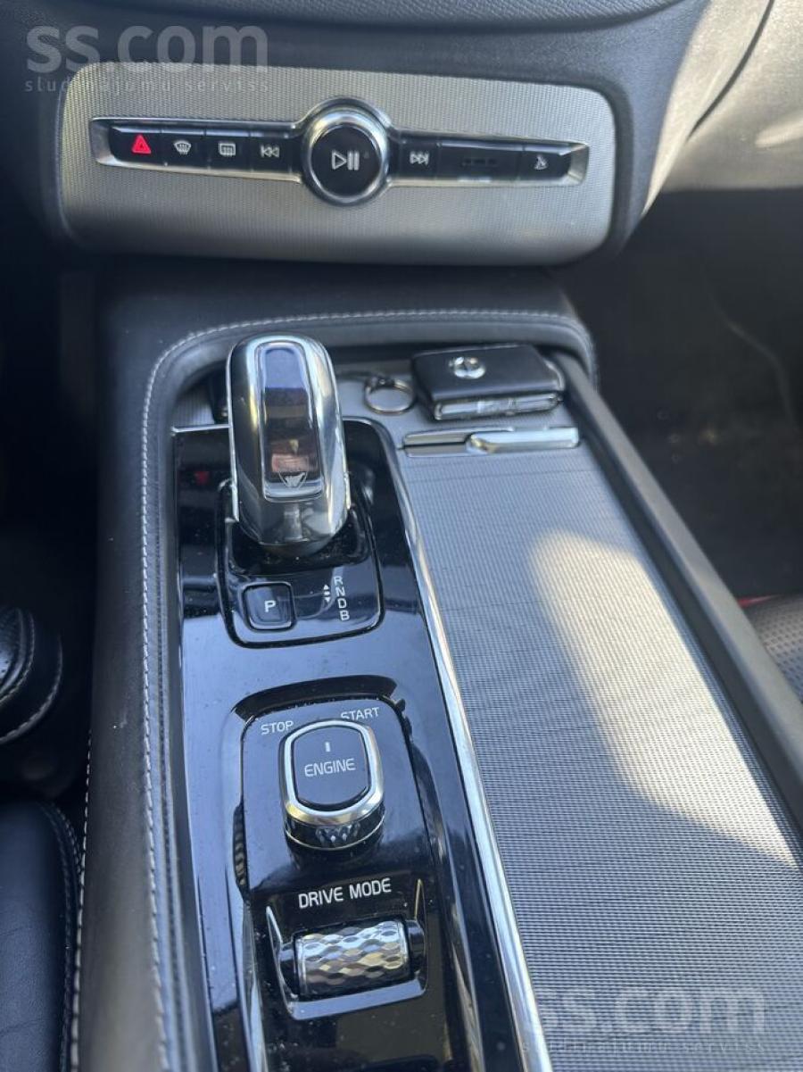 Grey Volvo XC90 2017 in Riga, with an engine capacity of 2.00 L and mileage of 223 thousand km for 28000 €, photo 10 on AUTOMOTO.COM.LV