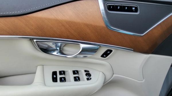 Pelēks Volvo XC90 2017 Rīga, ar dzinēja tilpumu 2.00 L un nobraukumu 298 tūkst. km par 22990 €, foto 6 vietnē AUTOMOTO.COM.LV