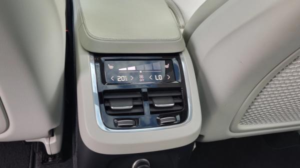 Pelēks Volvo XC90 2017 Rīga, ar dzinēja tilpumu 2.00 L un nobraukumu 298 tūkst. km par 22990 €, foto 9 vietnē AUTOMOTO.COM.LV