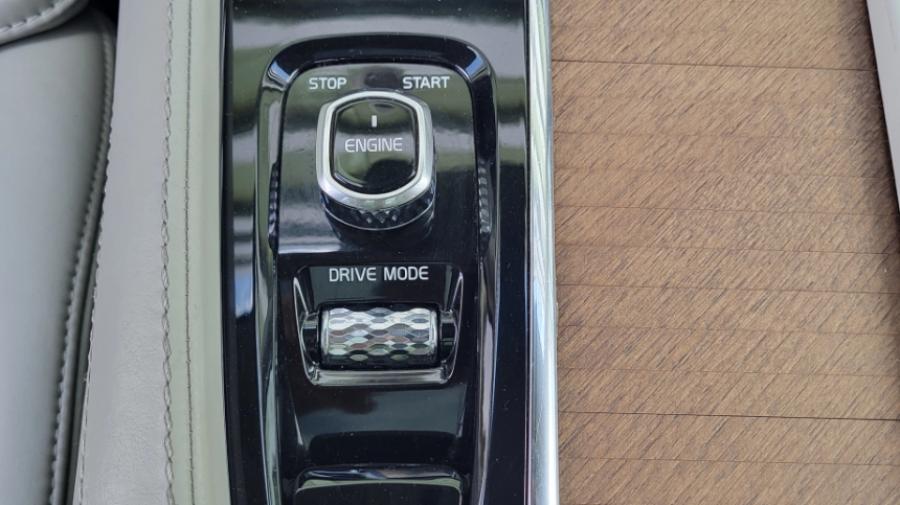 Pelēks Volvo XC90 2017 Rīga, ar dzinēja tilpumu 2.00 L un nobraukumu 298 tūkst. km par 22990 €, foto 12 vietnē AUTOMOTO.COM.LV