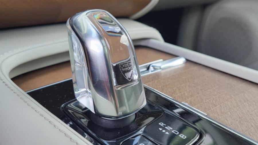 Pelēks Volvo XC90 2017 Rīga, ar dzinēja tilpumu 2.00 L un nobraukumu 298 tūkst. km par 22990 €, foto 24 vietnē AUTOMOTO.COM.LV