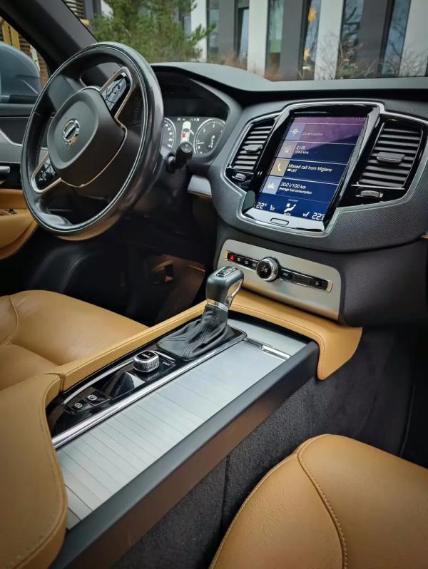 Grey Volvo XC90 2017 in Riga, with an engine capacity of 2.00 L and mileage of 276 thousand km for 18499 €, photo 4 on AUTOMOTO.COM.LV