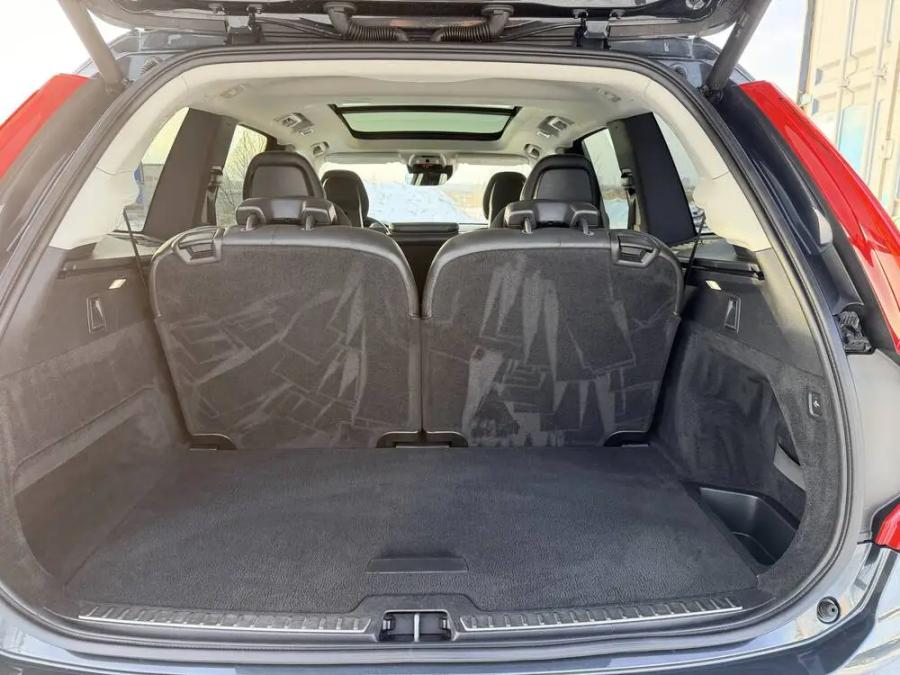 Grey Volvo XC90 2017 in Riga, with an engine capacity of 2.00 L and mileage of 168 thousand km for 23995 €, photo 6 on AUTOMOTO.COM.LV