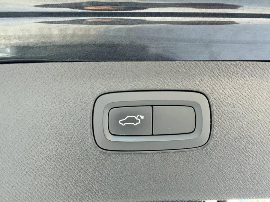 Grey Volvo XC90 2017 in Riga, with an engine capacity of 2.00 L and mileage of 168 thousand km for 23995 €, photo 7 on AUTOMOTO.COM.LV