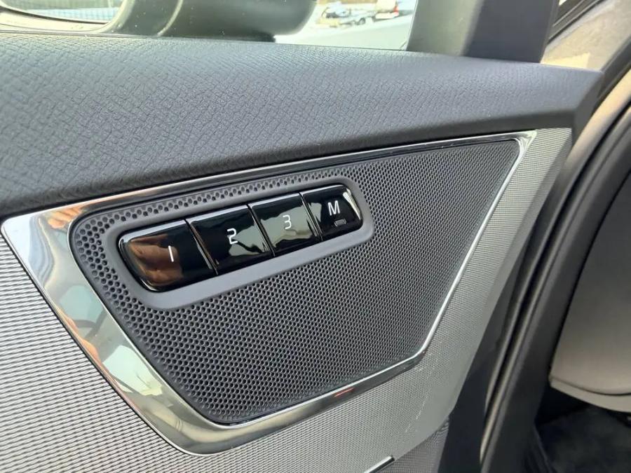 Grey Volvo XC90 2017 in Riga, with an engine capacity of 2.00 L and mileage of 168 thousand km for 23995 €, photo 13 on AUTOMOTO.COM.LV